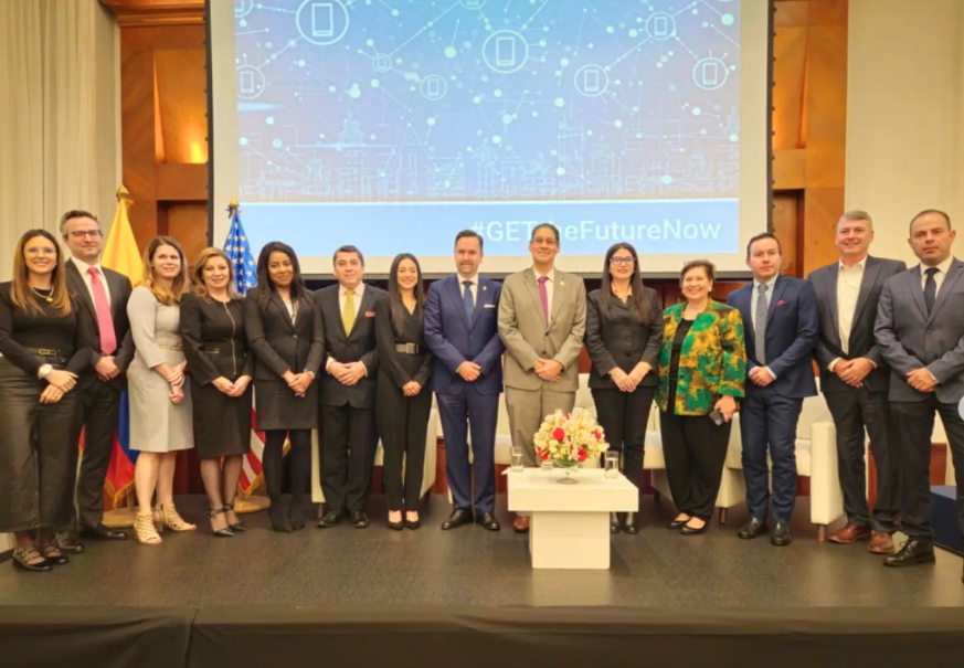 Panel Ecuador Avanza: Uniendo a los Ciudadanos a través de la ...